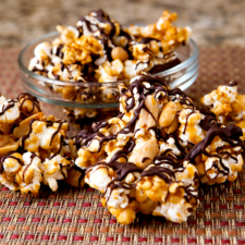 Dark Chocolate Caramel Popcorn (Moose Munch Copycat) - Brownie Bites Blog